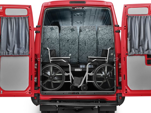 Auto Esporte - Iveco lança van com embarque acessível por porta lateral