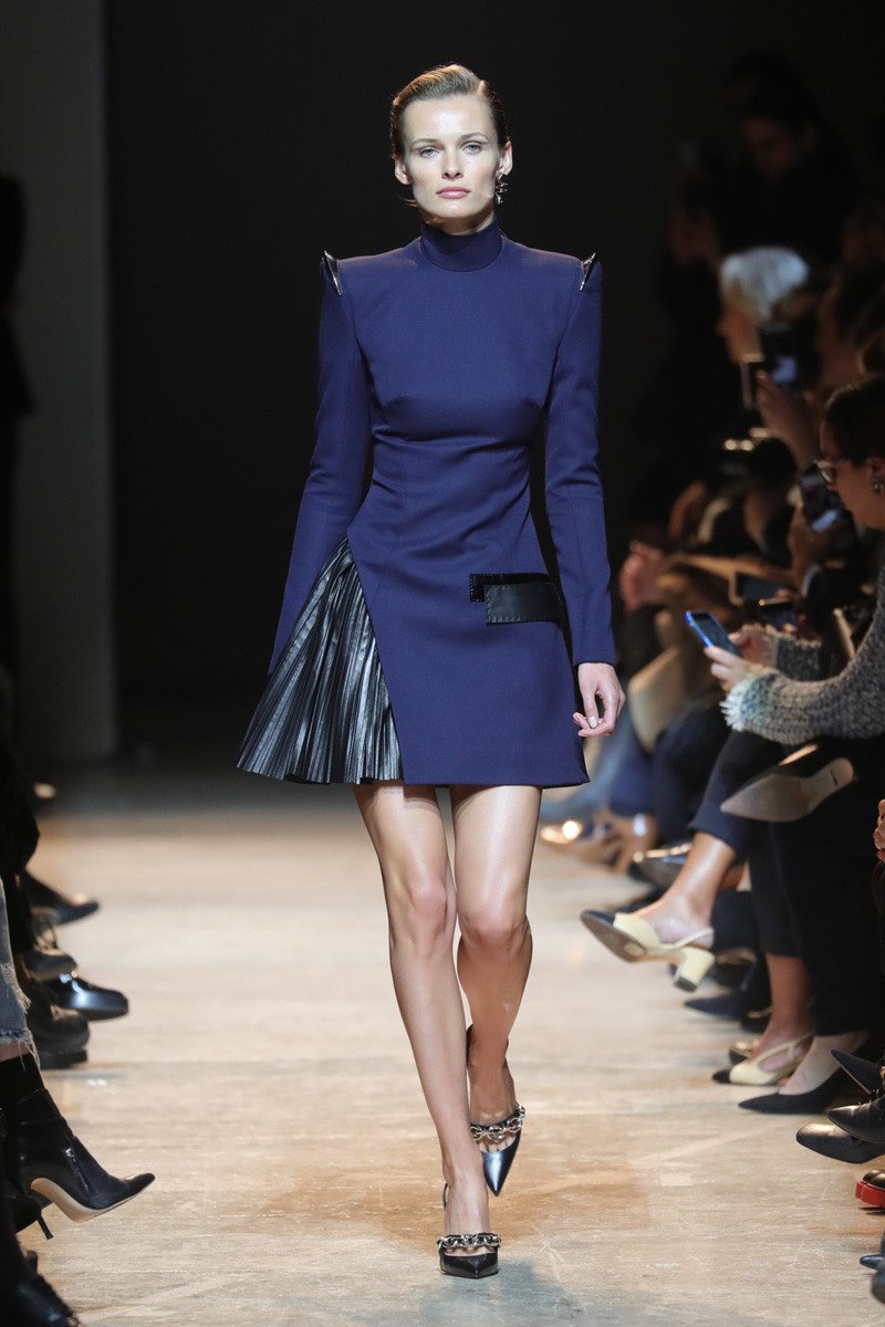 Mugler passeia em seu habitat natural com inverno 2018 oitentista ...