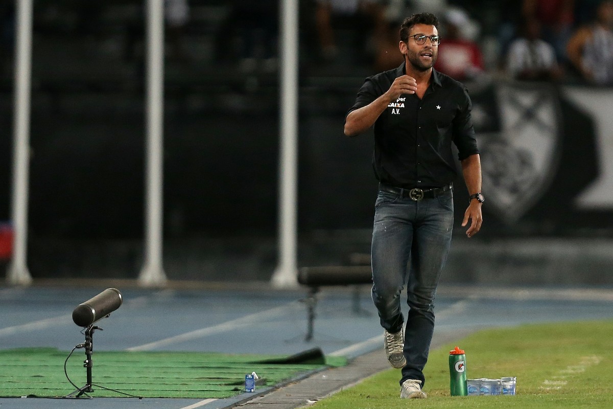 "Dividida", papo ao ouvido e fora da área técnica: a noite de Valentim ...