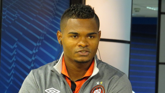 Adaptado, Nikão supera as 'pedradas' no Atlético-PR e garante estar 100%