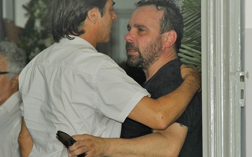 Jonas Torres é consolado por amigos no velório do irmão Caio Junqueira ...