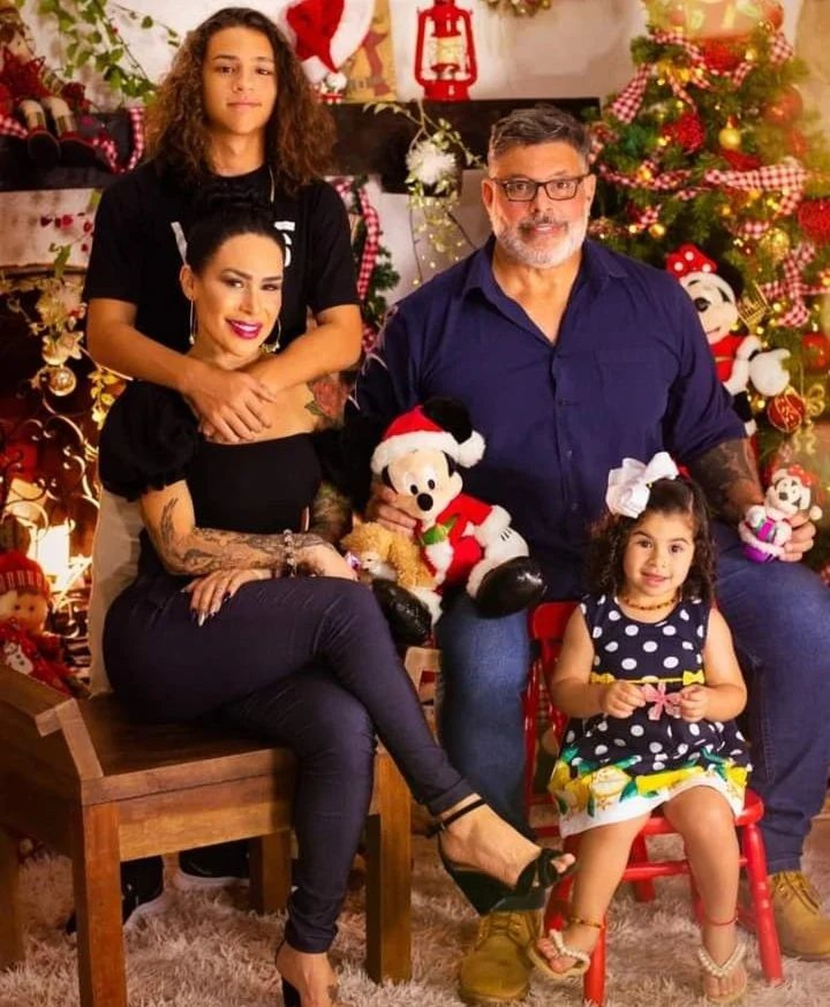 Alexandre Frota posa ao lado da família em retrato de Natal ...