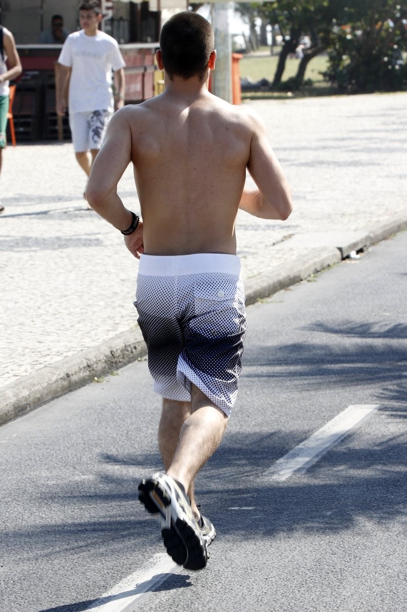 Daniel Rocha mostra corpo sarado em dia de corrida no Rio de Janeiro ...