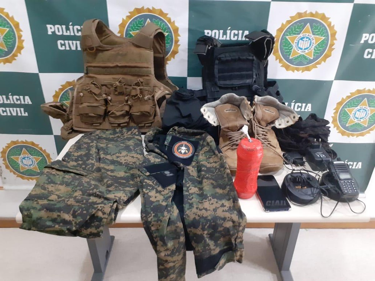 Ação policial em área dominada por milicianos encontra fardas parecidas ...