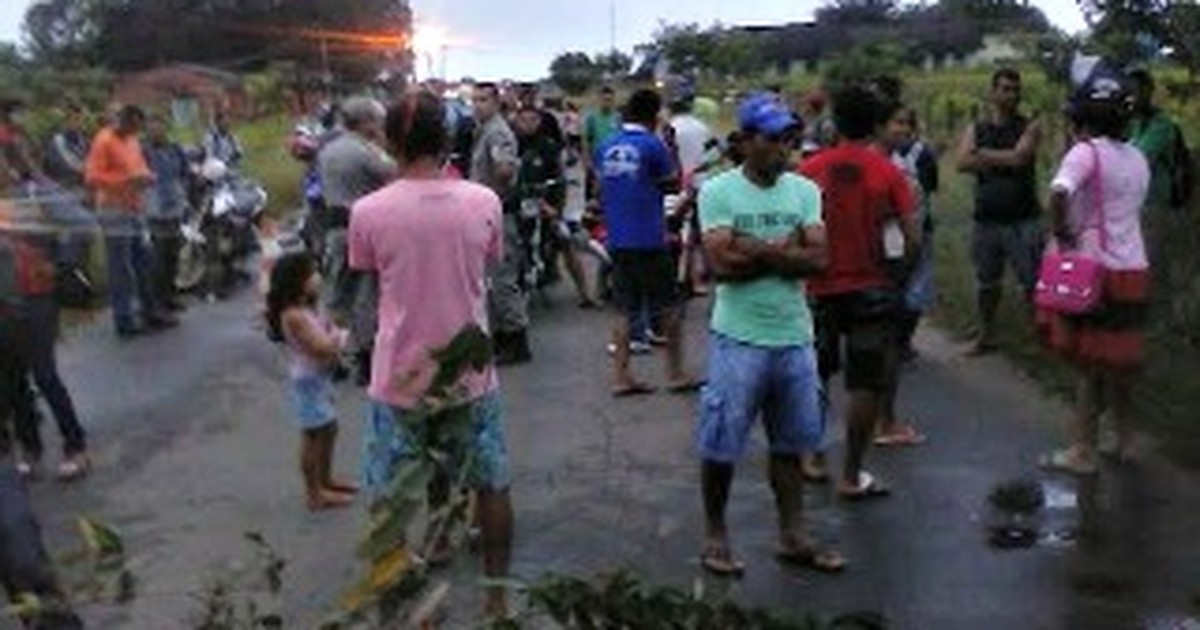 G1 - Por melhorias em bairro, moradores fecham via em Mâncio Lima - notícias em Acre