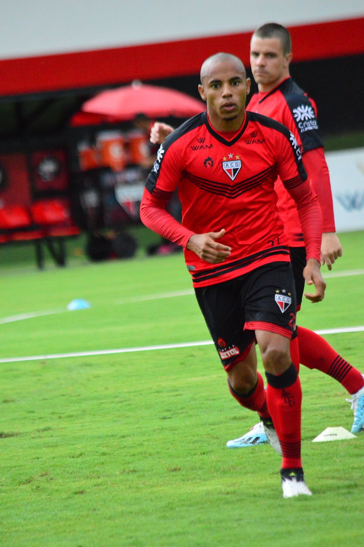 Reginaldo celebra permanência e destaca espaço no Atlético-GO ...