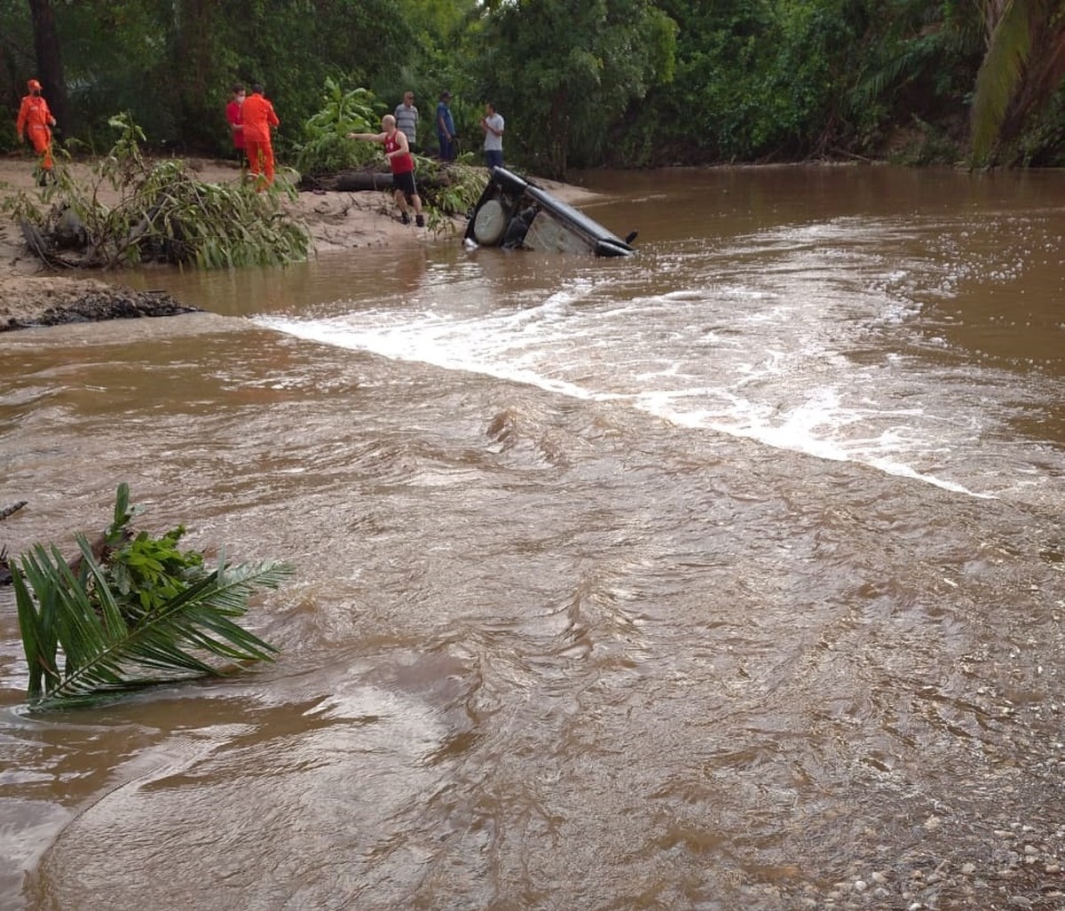 Cinco Pessoas Morrem Após Carro Cair Em Riacho Em Altos No Norte Do