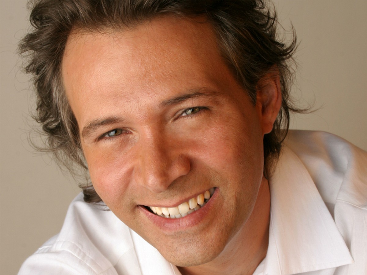 Ator Nelson Freitas apresenta espetáculo de humor no TCA, em Salvador ...
