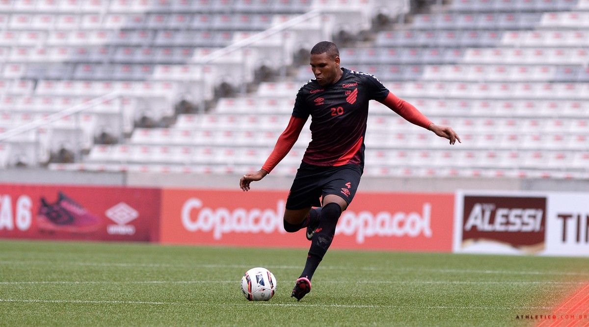 Matheus Felipe se prepara para estrear pelo Athletico com o time de ...
