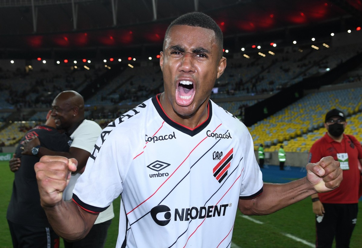 Erick supera lesões, fecha 2021 como titular no Athletico e relembra ...