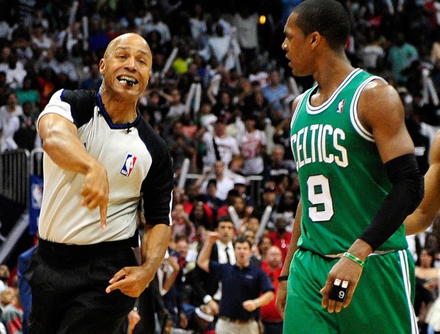 Rondo peita juiz, atrapalha reação do Boston, e Atlanta vence jogo 1 ...