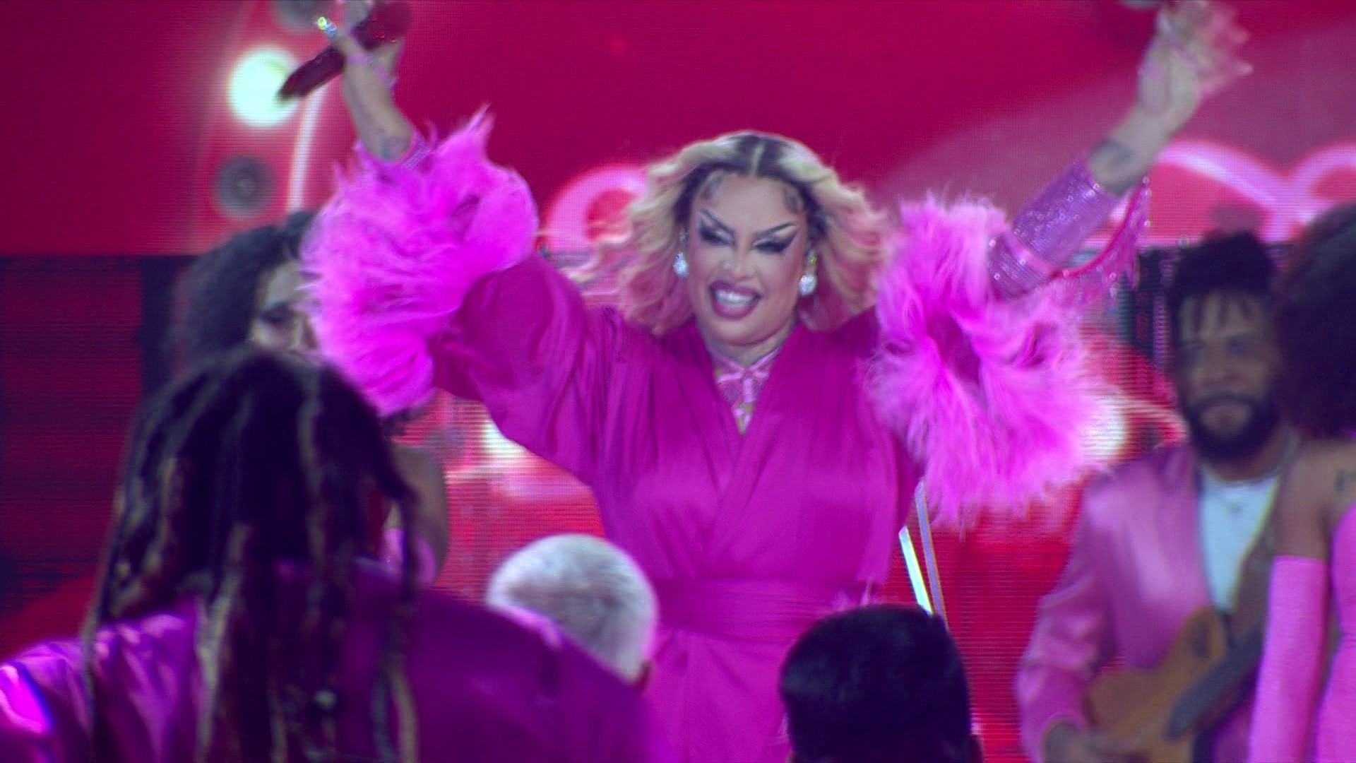 Gloria Groove canta hits na Balada do Estrela da Casa; reveja | vídeos ...