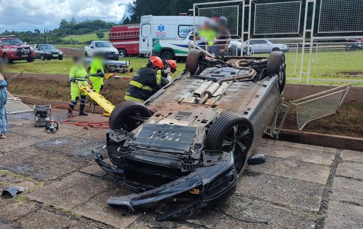 Carro desgovernado invade estacionamento de hotel, destrói grade e capota em Botucatu | Bauru e ...