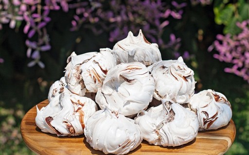 Aprenda a fazer suspiro com chocolate em 4 passos - Casa e Jardim | Doces