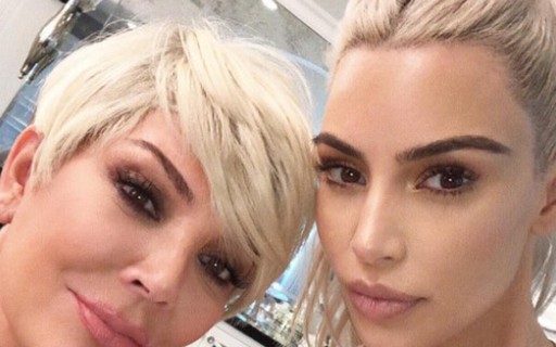 Loiríssimas, Kim Kardashian e mãe posam juntinhas e fãs 'piram': "Gêmeas" - Quem | QUEM News