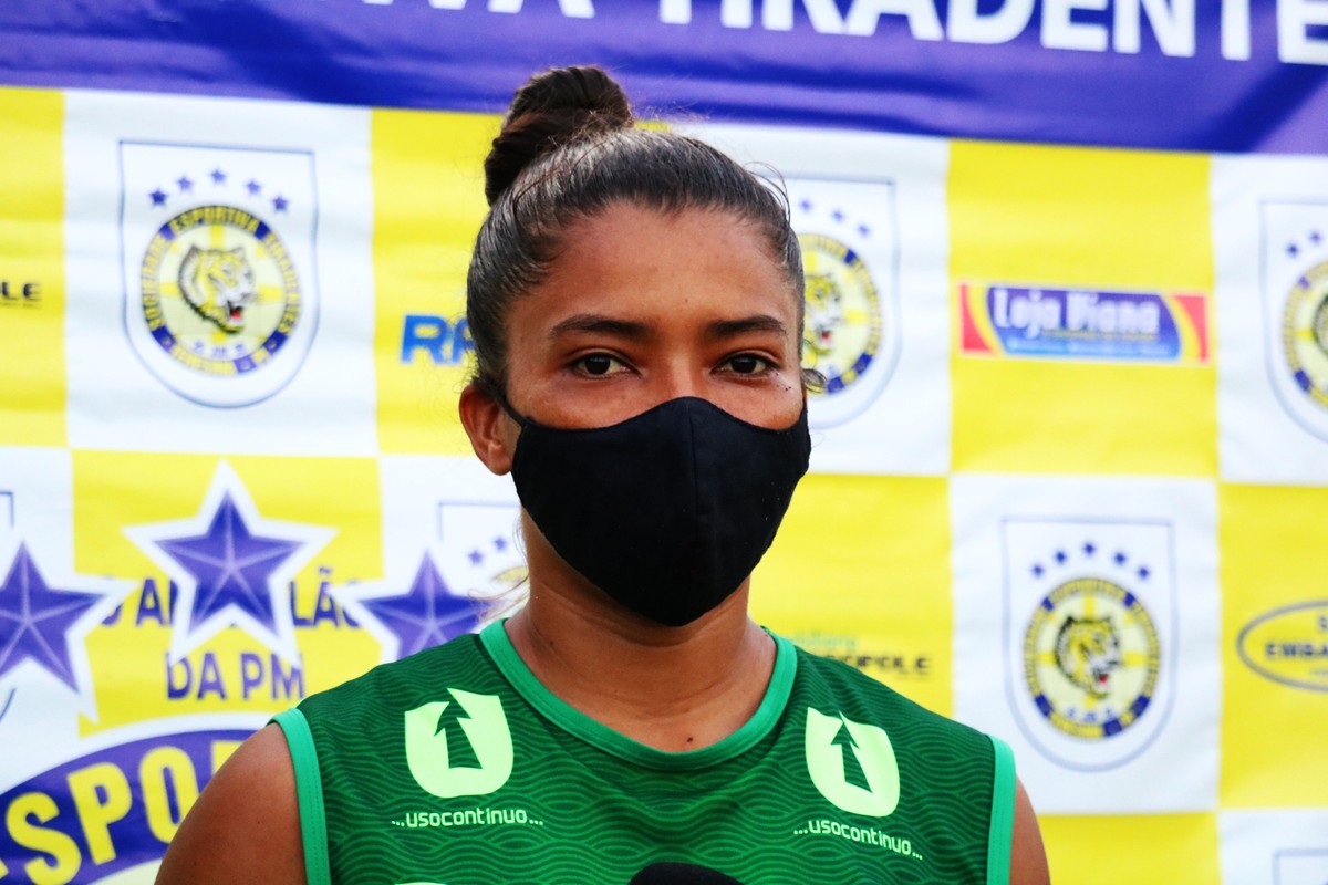 Ela tinha medo de ficar em pé nas travas da chuteira e agora vai para o ...