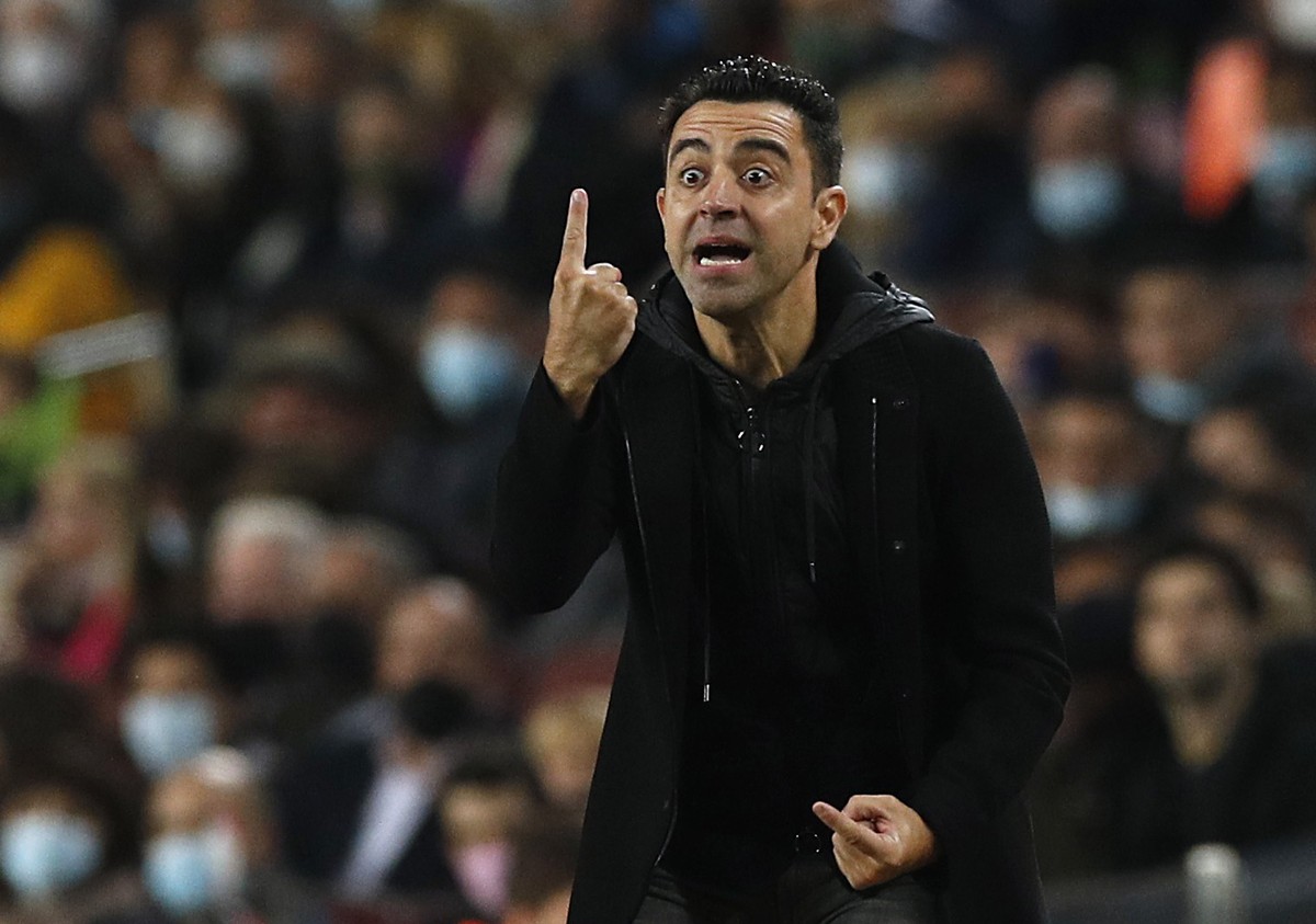 Xavi apresenta seu 3-4-3 e um meio-campo dominante no Barcelona ...