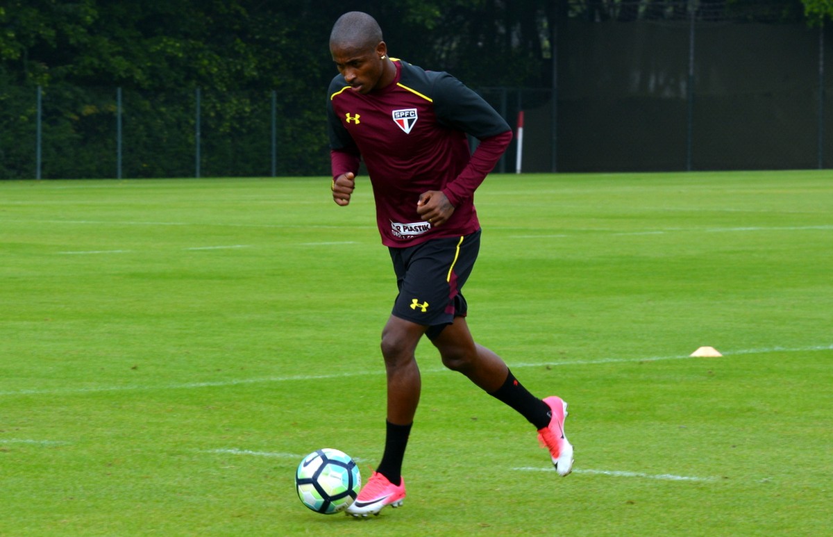 Denilson treina no CT e espera poder estrear pelo São Paulo no domingo ...