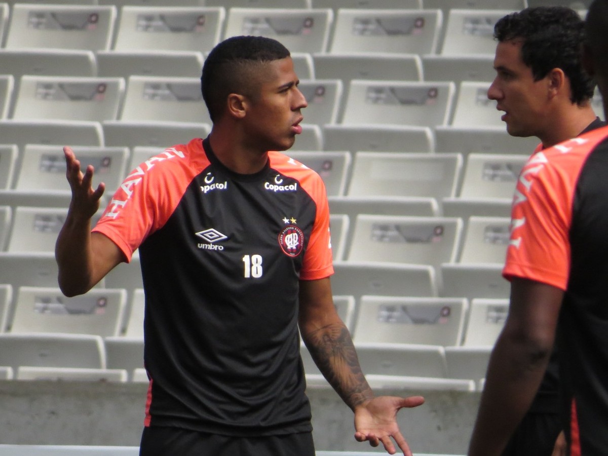 Bergson assume a titularidade no Atlético-PR para Copa do Brasil; Diniz ...