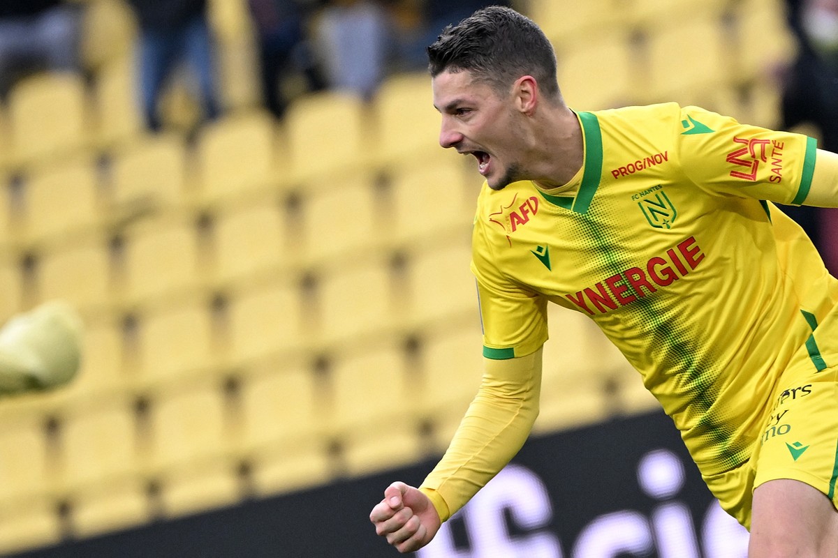 Com mais gols na Ligue 1 que Neymar, zagueiro Andrei Girotto comemora ...
