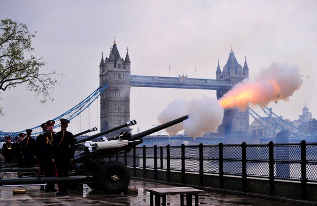 G1 - Tiros de canhão celebram aniversário de 88 anos da Rainha ...
