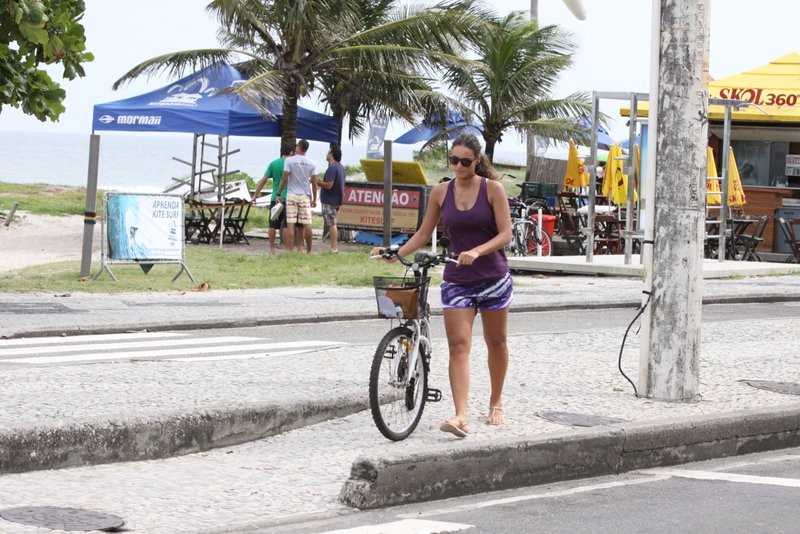 Débora Nascimento chama a atenção durante pedalada - Quem | QUEM News Débora Nascimento chama a atenção durante pedalada - Quem | QUEM News