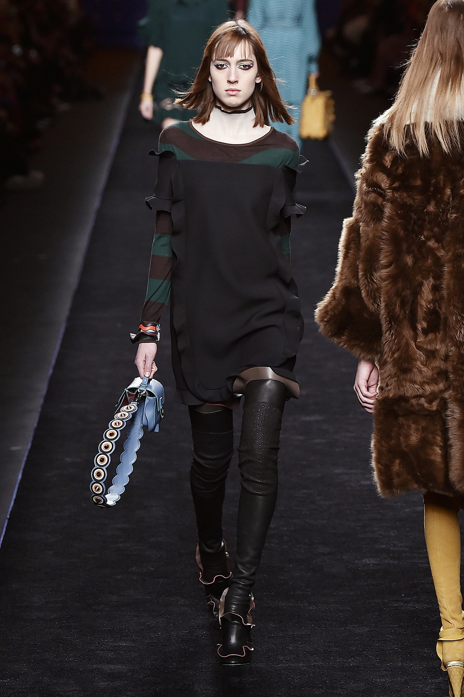 O inverno turquesa da Fendi em Milão | Desfiles | Vogue