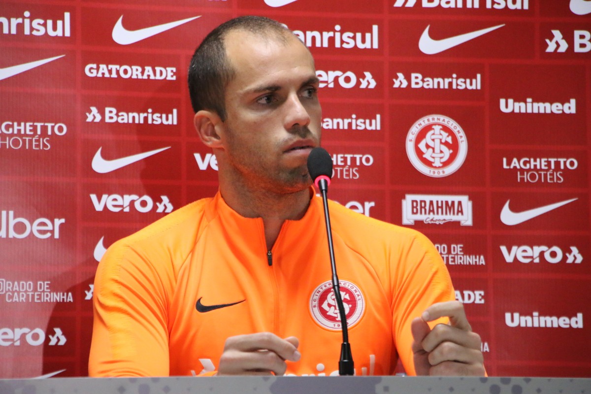 Lomba minimiza sintético e projeta duelo de equipes que "impressionam o ...