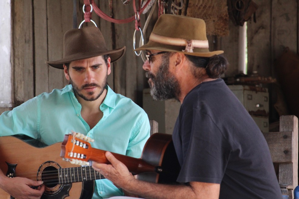 Pai e filho, Almir e Gabriel Sater, falam da emoção de atuarem juntos ...