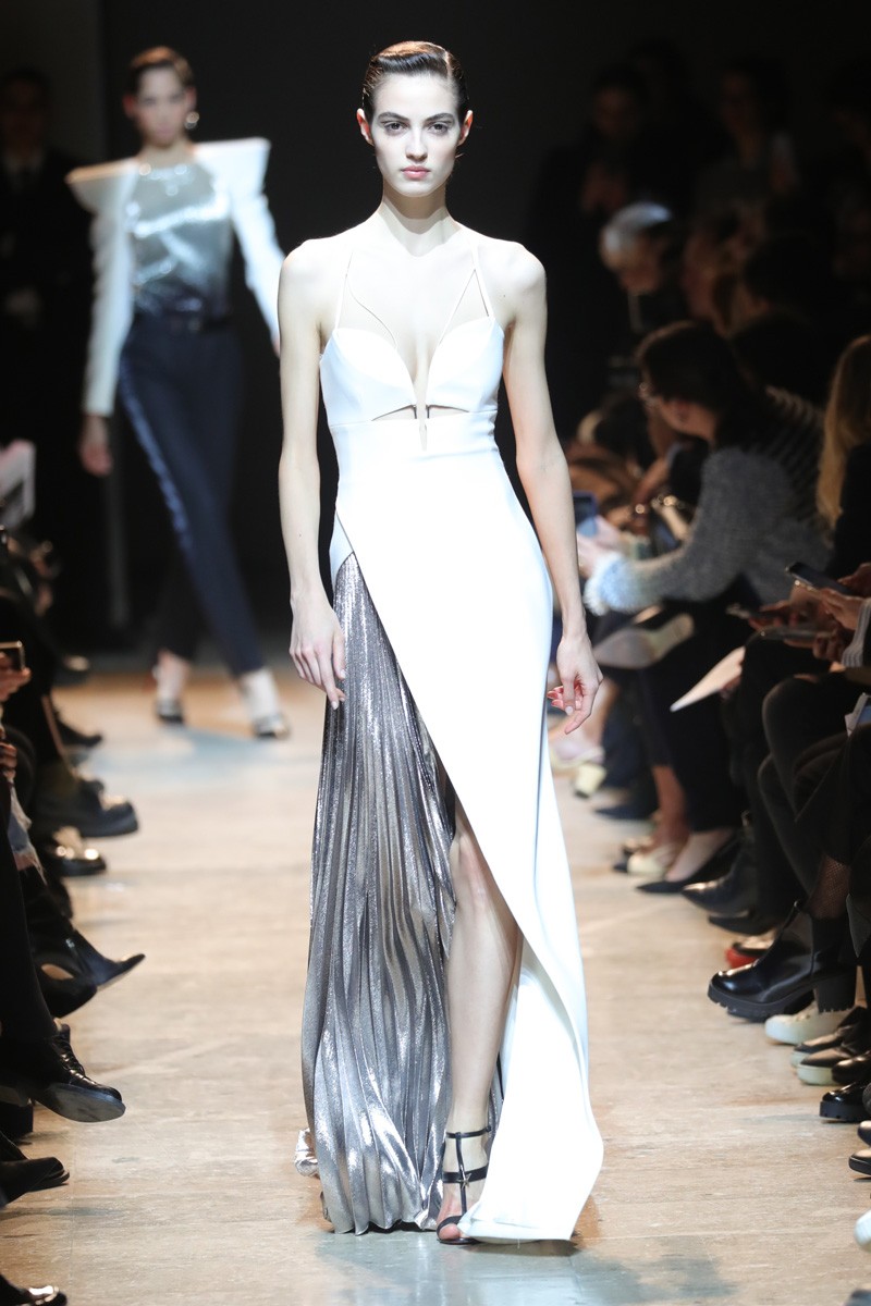 Mugler passeia em seu habitat natural com inverno 2018 oitentista ...