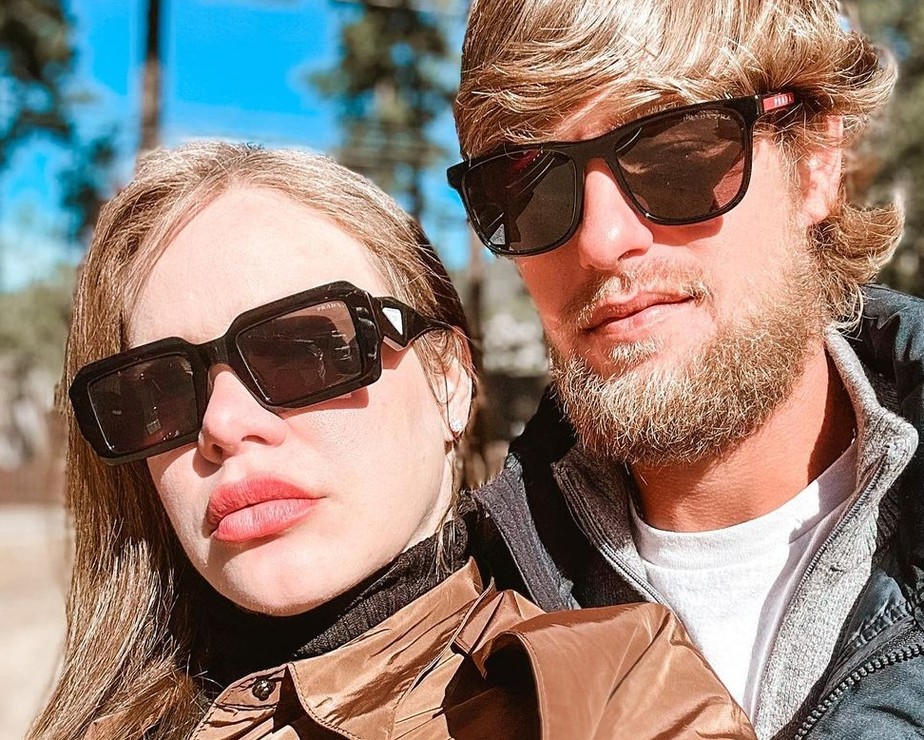 Paulinha Leitte posa com americano em clima de romance