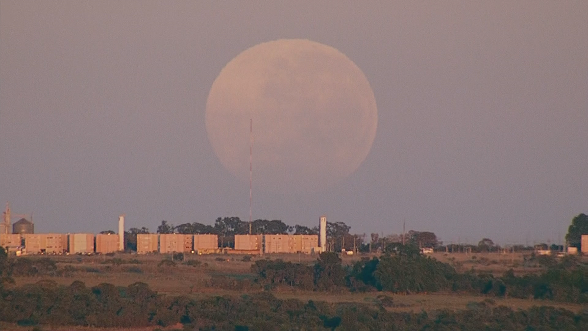 Lua vermelha 'gigante' aparece no horizonte de Brasília | Distrito ...