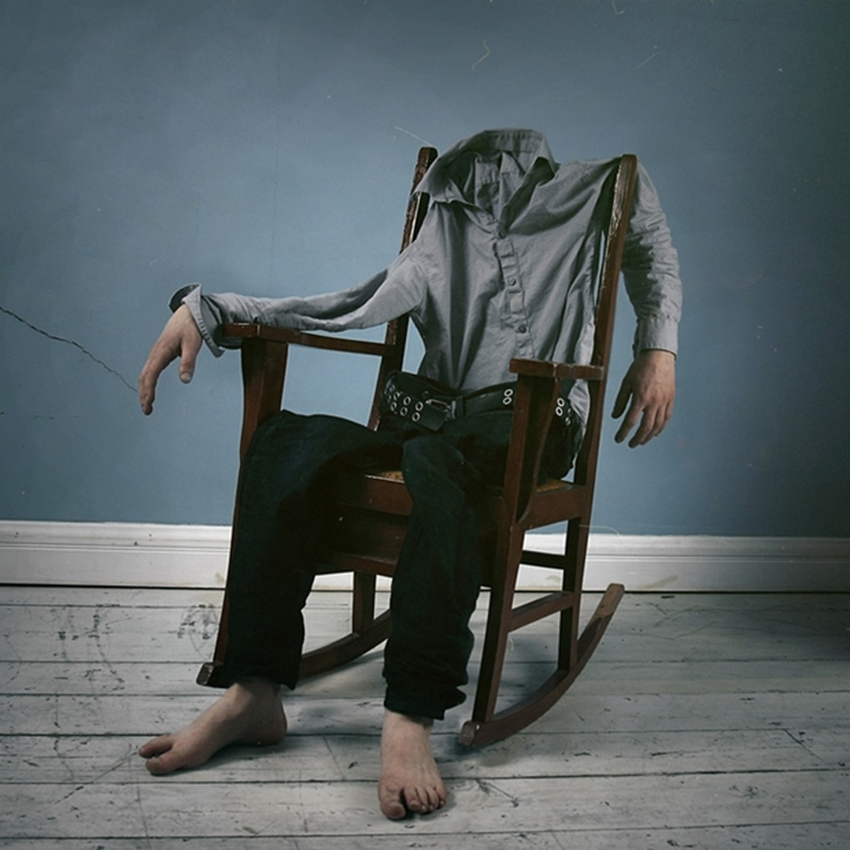 'Disembodied Body', uma série surreal que mostra roupas com partes do ...