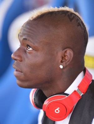 Atacante Mario Balotelli adere aos detalhes tribais em corte de cabelo ...