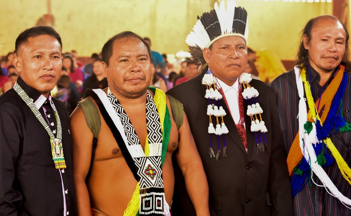 Turma com indígenas de cinco tribos se forma na Universidade Federal do ...