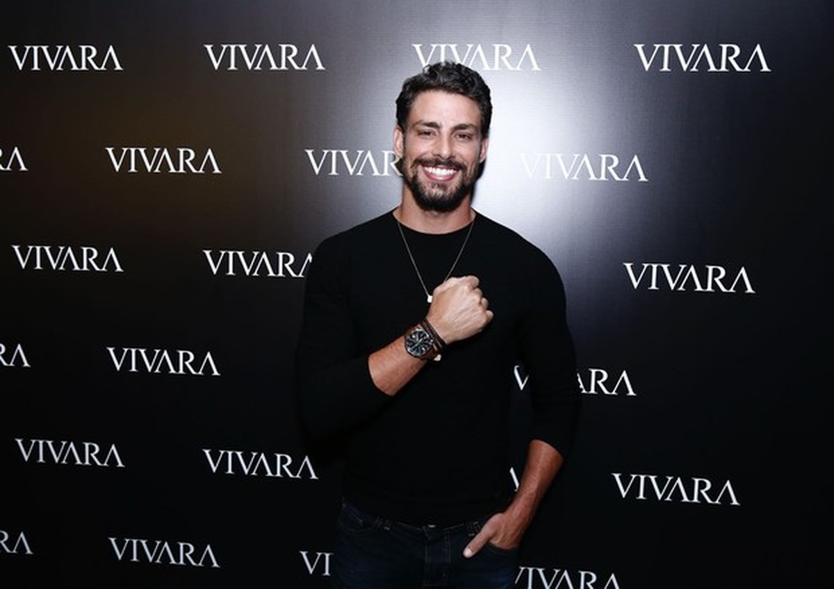 Cauã Reymond causa frisson em evento em São Paulo | Celebridades | vogue