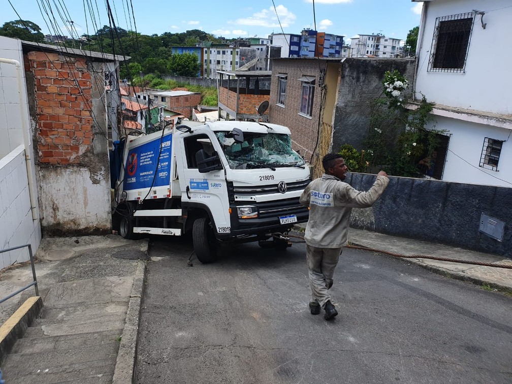 Caminhão de lixo desgovernado tomba e atinge imóvel no bairro do Cabula, em Salvador | Bahia | G1