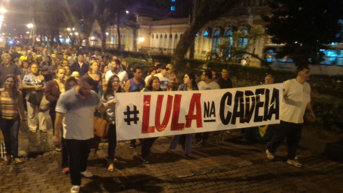 Grupo faz passeata em Petrópolis, RJ, pedindo a prisão do ex-presidente ...