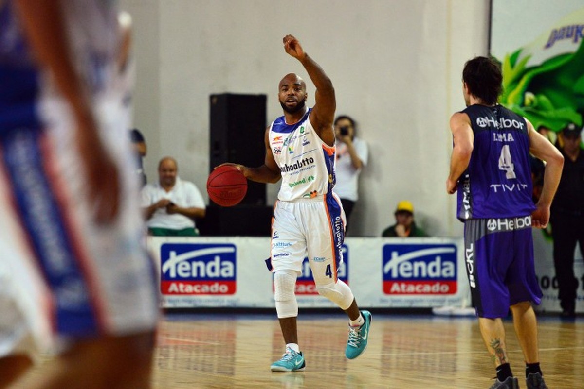 Larry Taylor em 4 posts: Bauru brinca com número do jogador para ...