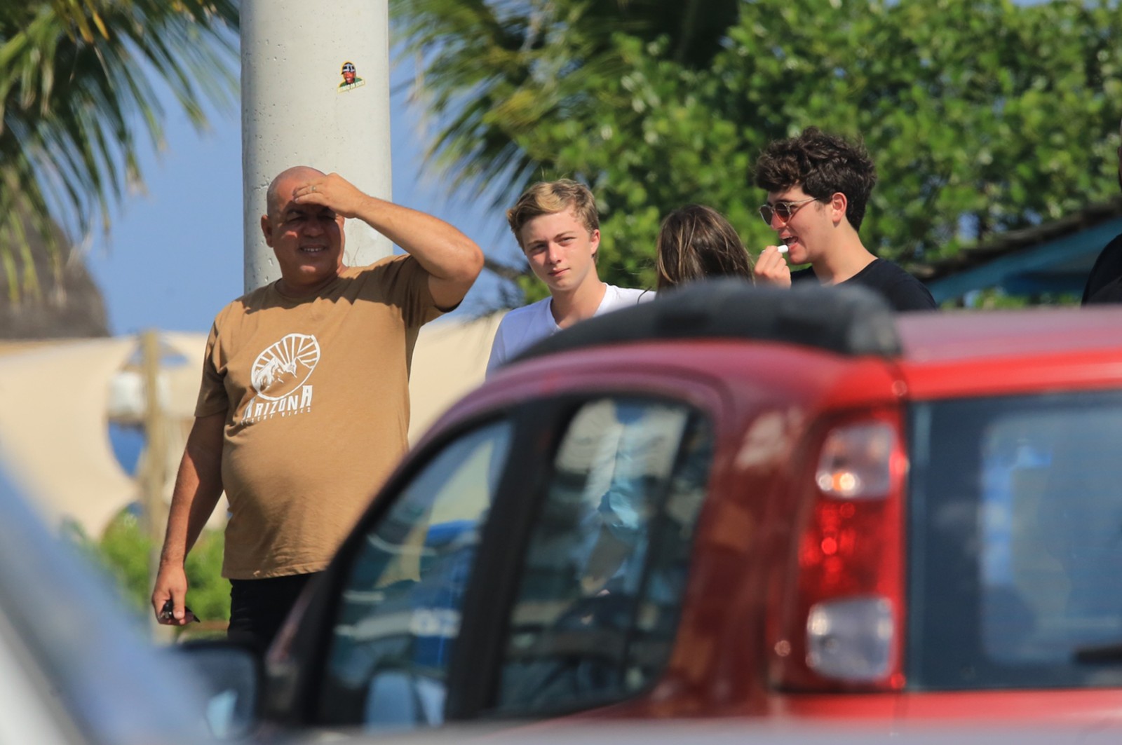 Filho de Angélica e Luciano Huck, Benício curte orla de praia no Rio com amigos