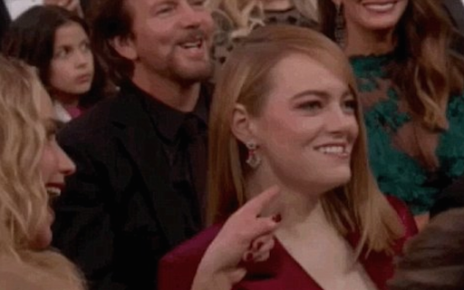 Jennifer Lawrence tira sarro de amiga após apresentador lembrar de gafe ...