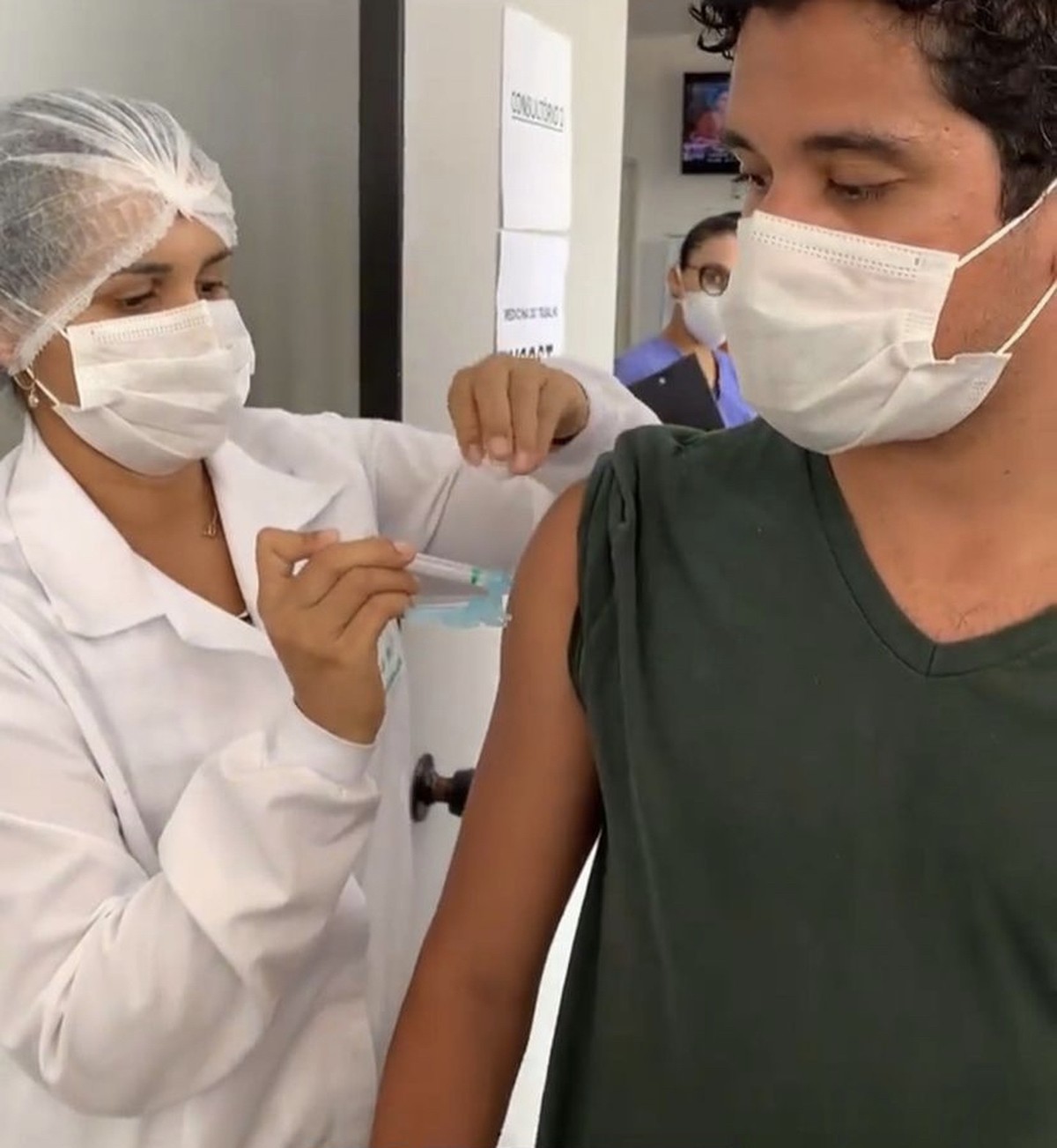 Multicampeão no futsal, Thomas Brolin é vacinado contra Covid-19 | se | ge