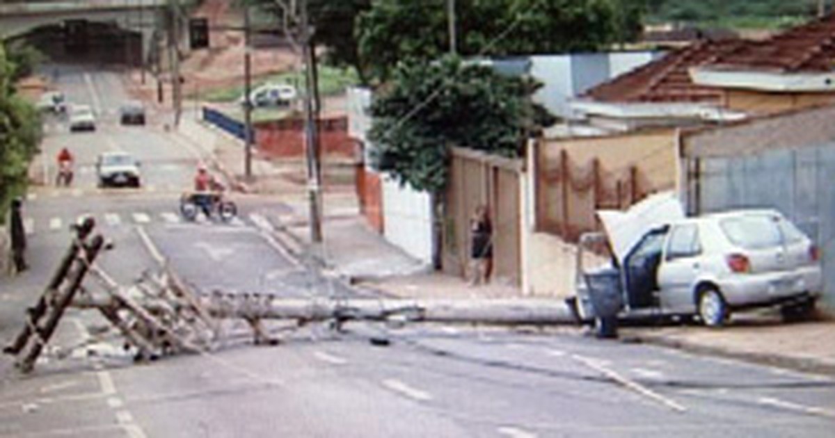 G1 - Carro bate em poste e deixa 7 mil moradores sem luz no interior de SP - notícias em São Paulo