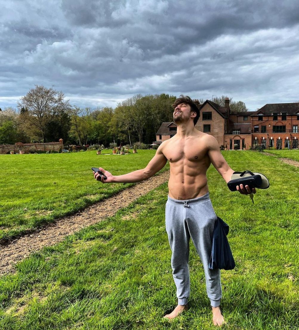 Raphael Sander se muda para Londres e namora bailarina brasileira que vive lá | Famosos | extra