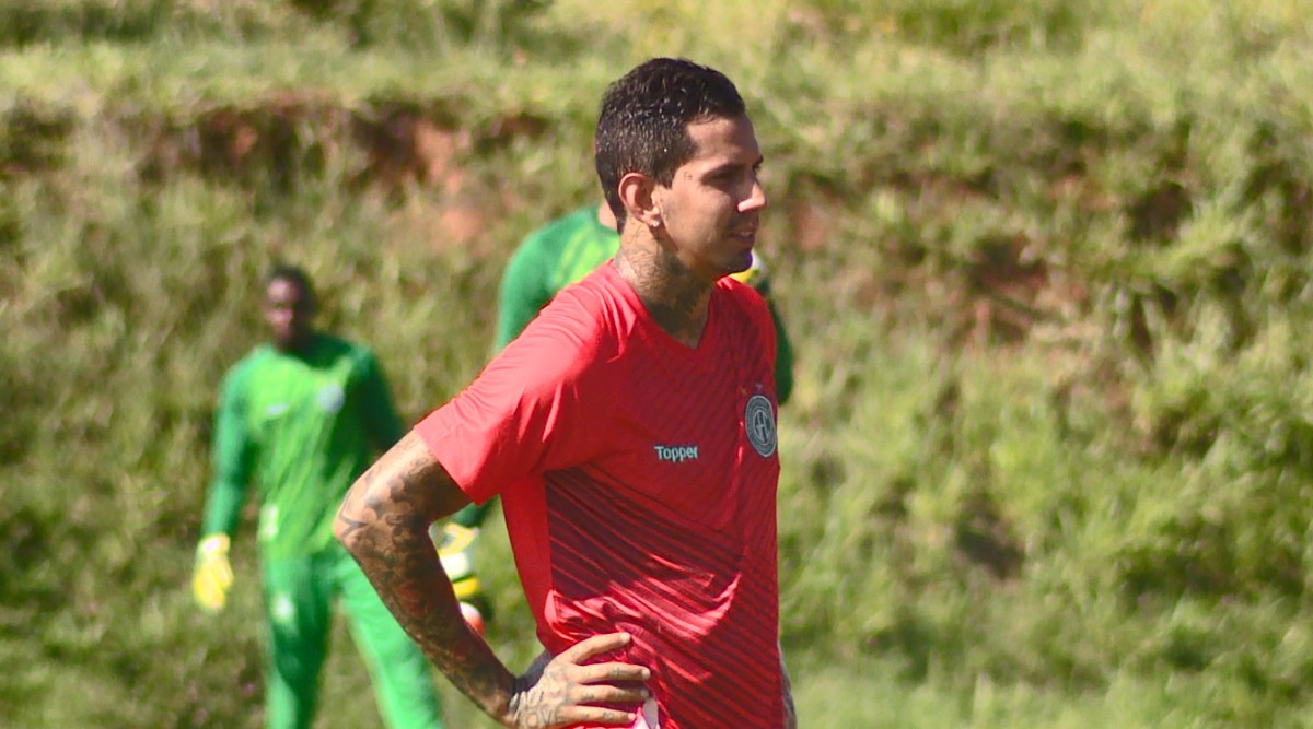 Dez dias após ter contrato suspenso, Victor Ramos volta a treinar no ...