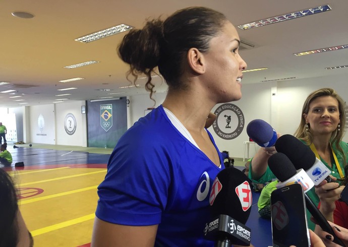 Aline reconhece cobrança por pódio, mas se diz tranquila para a Rio 2016