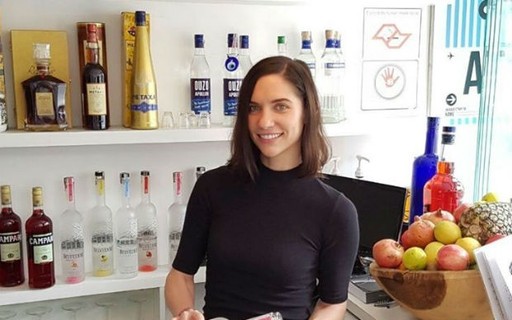 Musa da vodka ensina a preparar o drink Belvedere Spritz - GQ | Bebidas