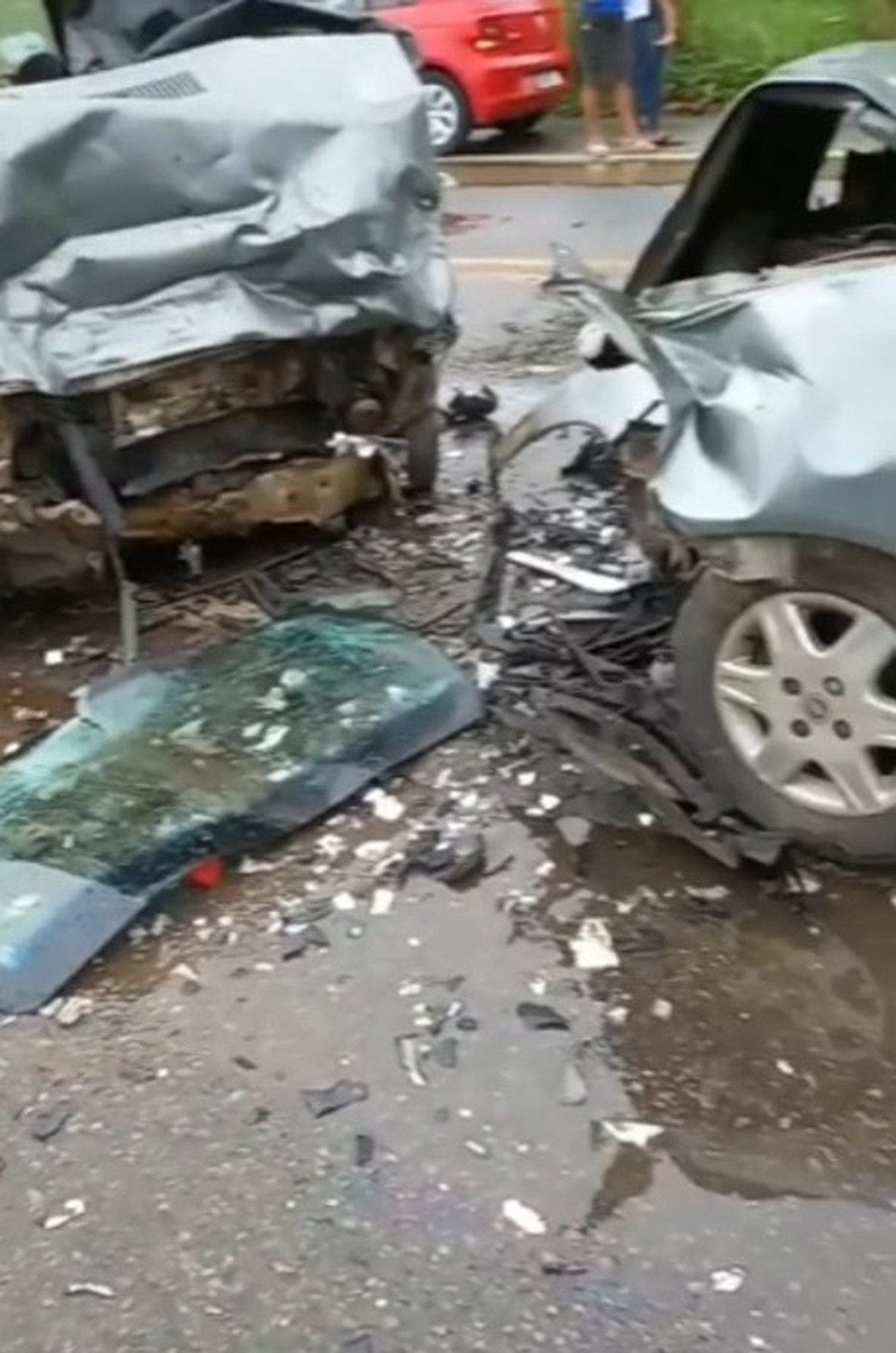 Batida frontal na BR-116 deixa um homem morto e quatro pessoas feridas | Vales de Minas Gerais | G1