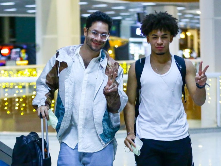 Rainer Cadete embarca com o filho, de 15 anos, e altura do menino impressiona