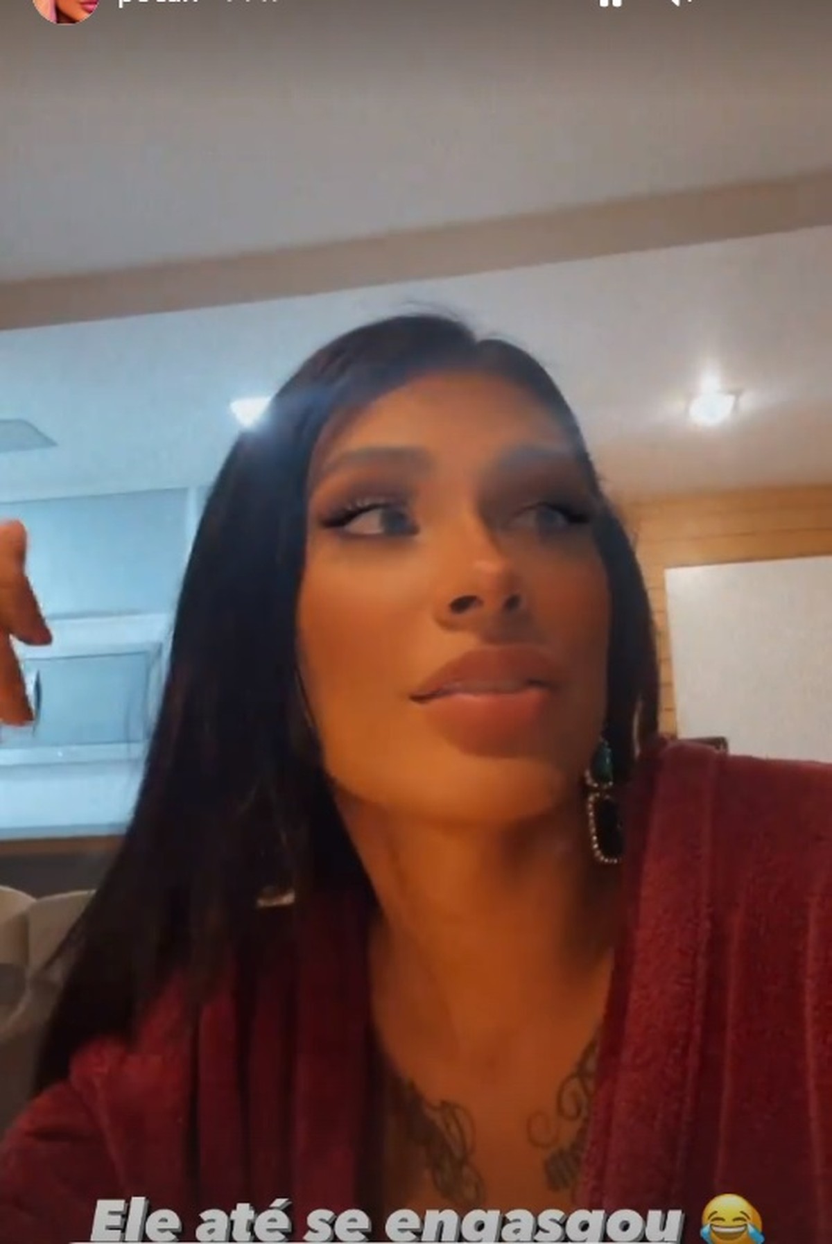 Pocah vai em evento e vira assunto devido à gases: "E aí, peidou ...